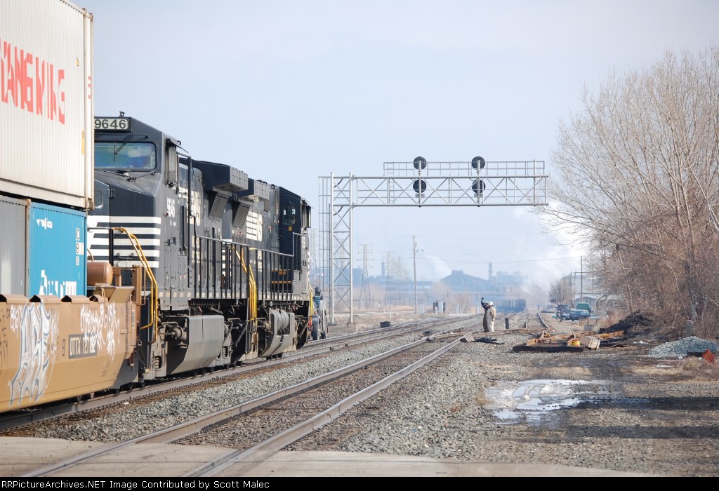 NS 9361 & 9646 (& friendly track worker)